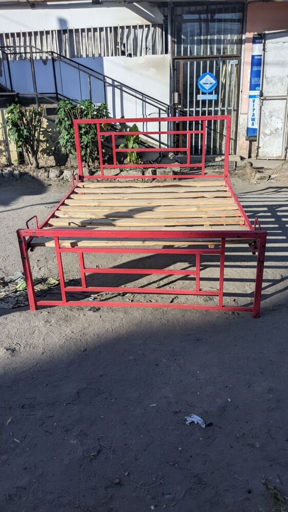 Kitanda cha chuma 5/6 kizuri | Kupatana