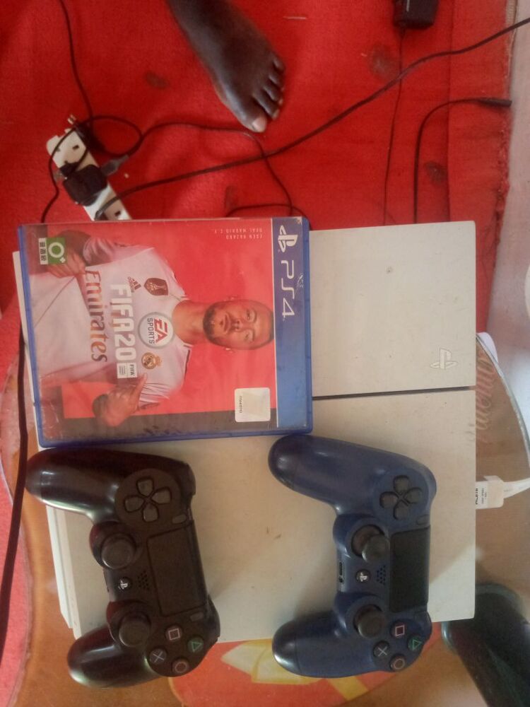 Ps 4 fat,Pad 2 na cd FIFA 20 | Kupatana