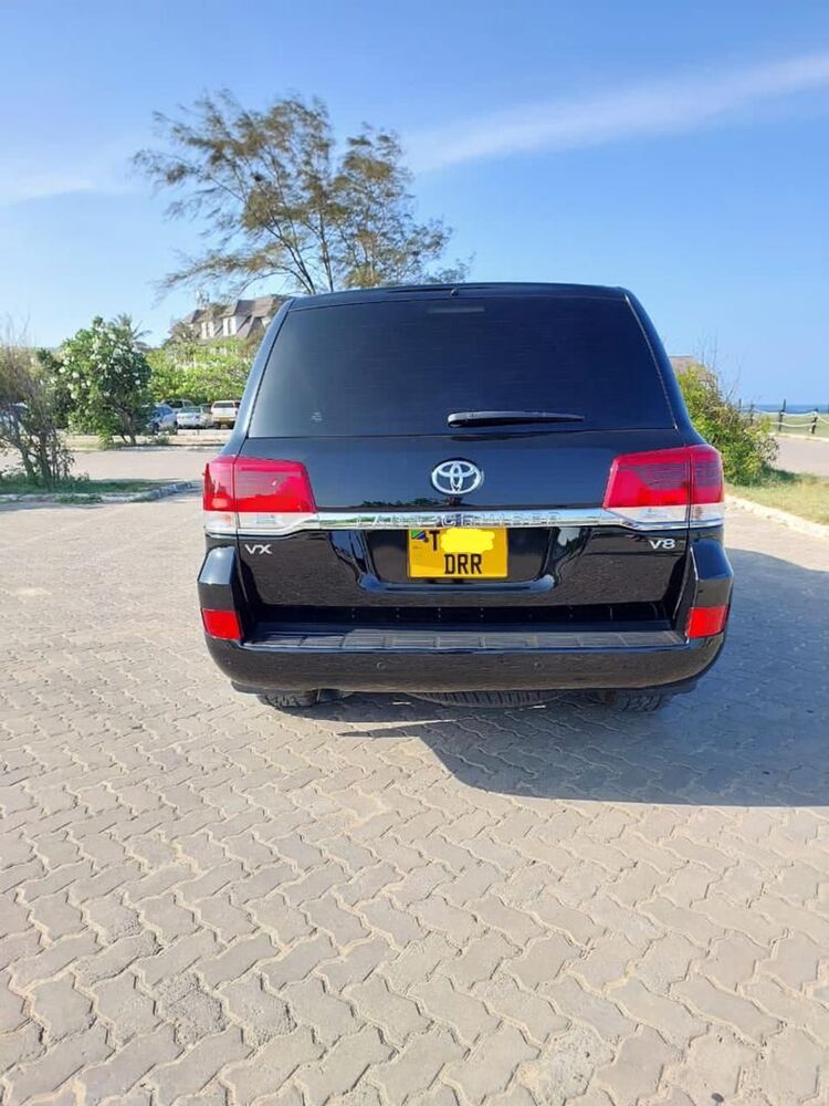 TOYOTA LANDCRUISER VX X8 | Kupatana